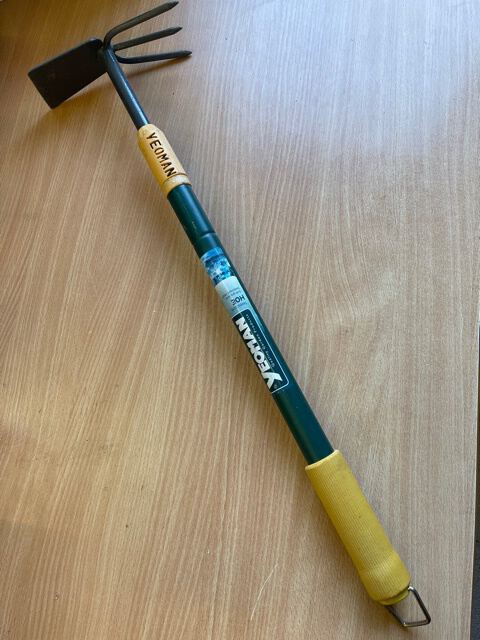 Extendable hoe store
